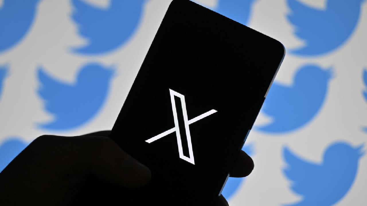 Elon Musk'ın, Twitter binasındaki logoyu "X" ile değiştirmesi tartışma ...