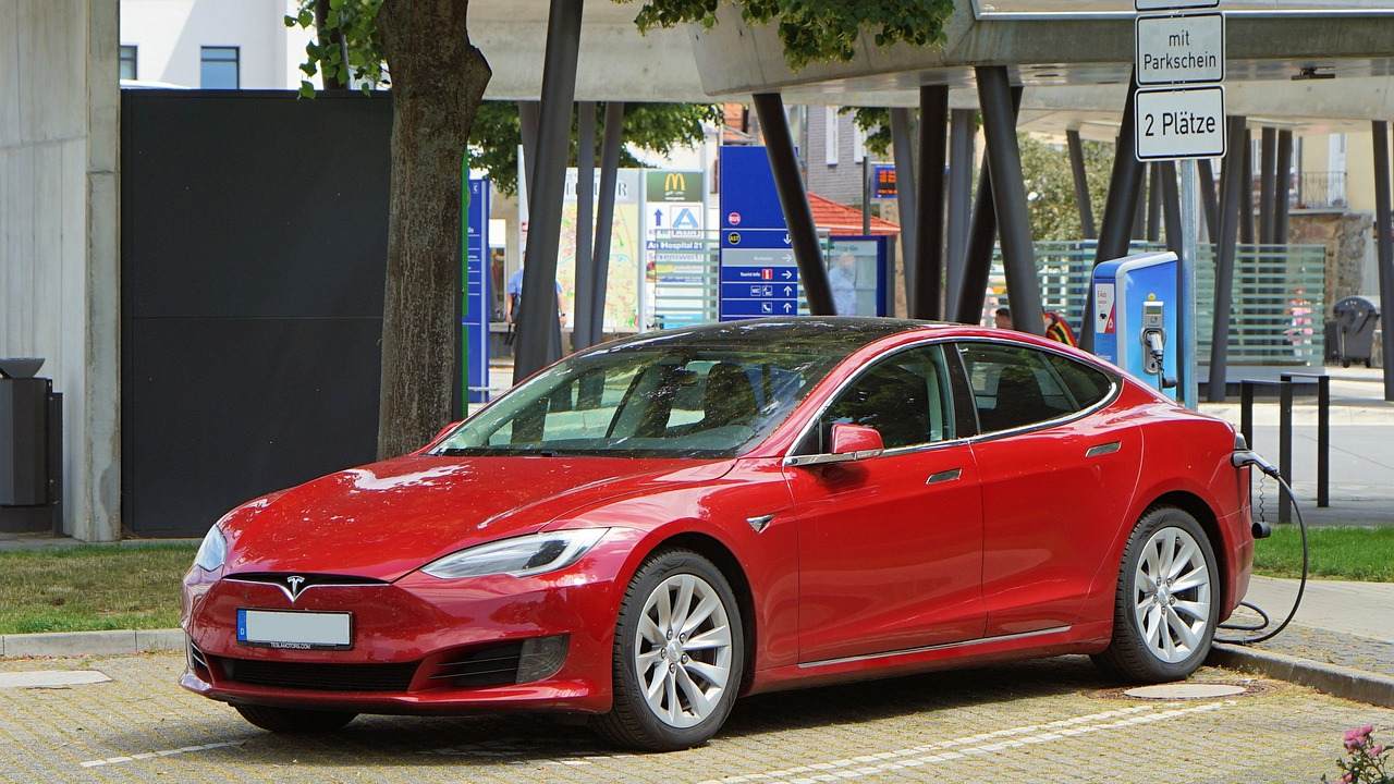 Tesla 200 bin aracını geri çağırdı: Geri geri giderken çalışmıyor!